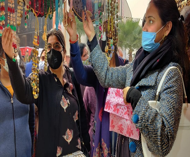 UP Diwas 2021: लखनऊ के अवध शिल्प ग्राम में सांस्कृतिक कार्यक्रम में ...