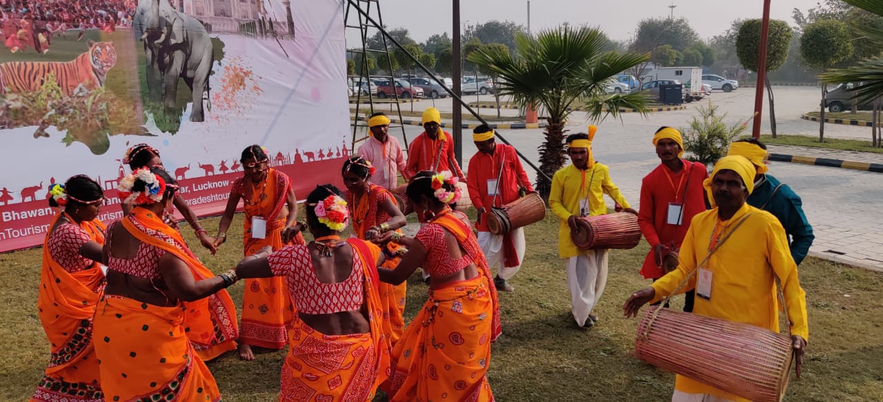 UP Diwas 2021: लखनऊ के अवध शिल्प ग्राम में सांस्कृतिक कार्यक्रम में ...