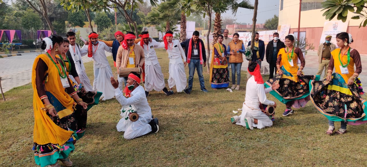 UP Diwas 2021: लखनऊ के अवध शिल्प ग्राम में सांस्कृतिक कार्यक्रम में ...