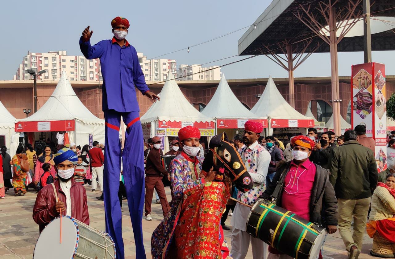 UP Diwas 2021: लखनऊ के अवध शिल्प ग्राम में सांस्कृतिक कार्यक्रम में ...