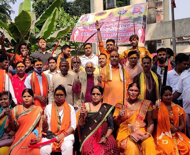 विजयदशमी पर व्यापारियों, खिलाड़ियों और हिंदू संगठनों ने किया शस्त्र और ...