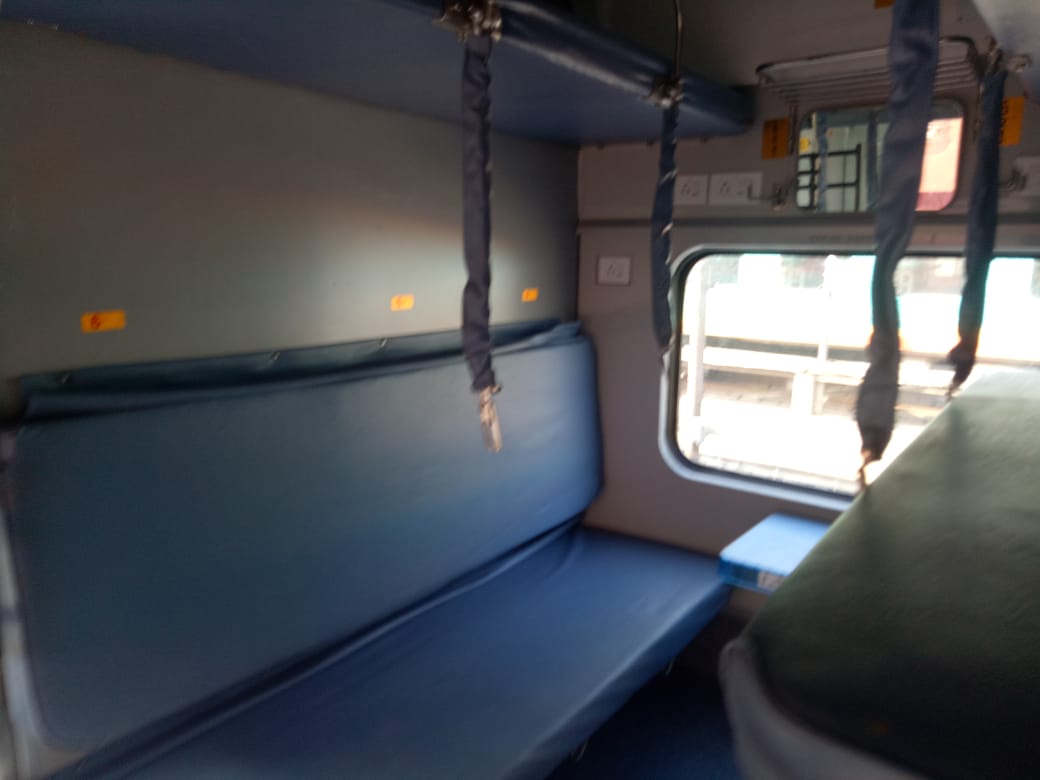 Varanasi-Kevadia Express का रैक कैंट स्टेशन पहुंचा, अनुरक्षण कार्य के ...