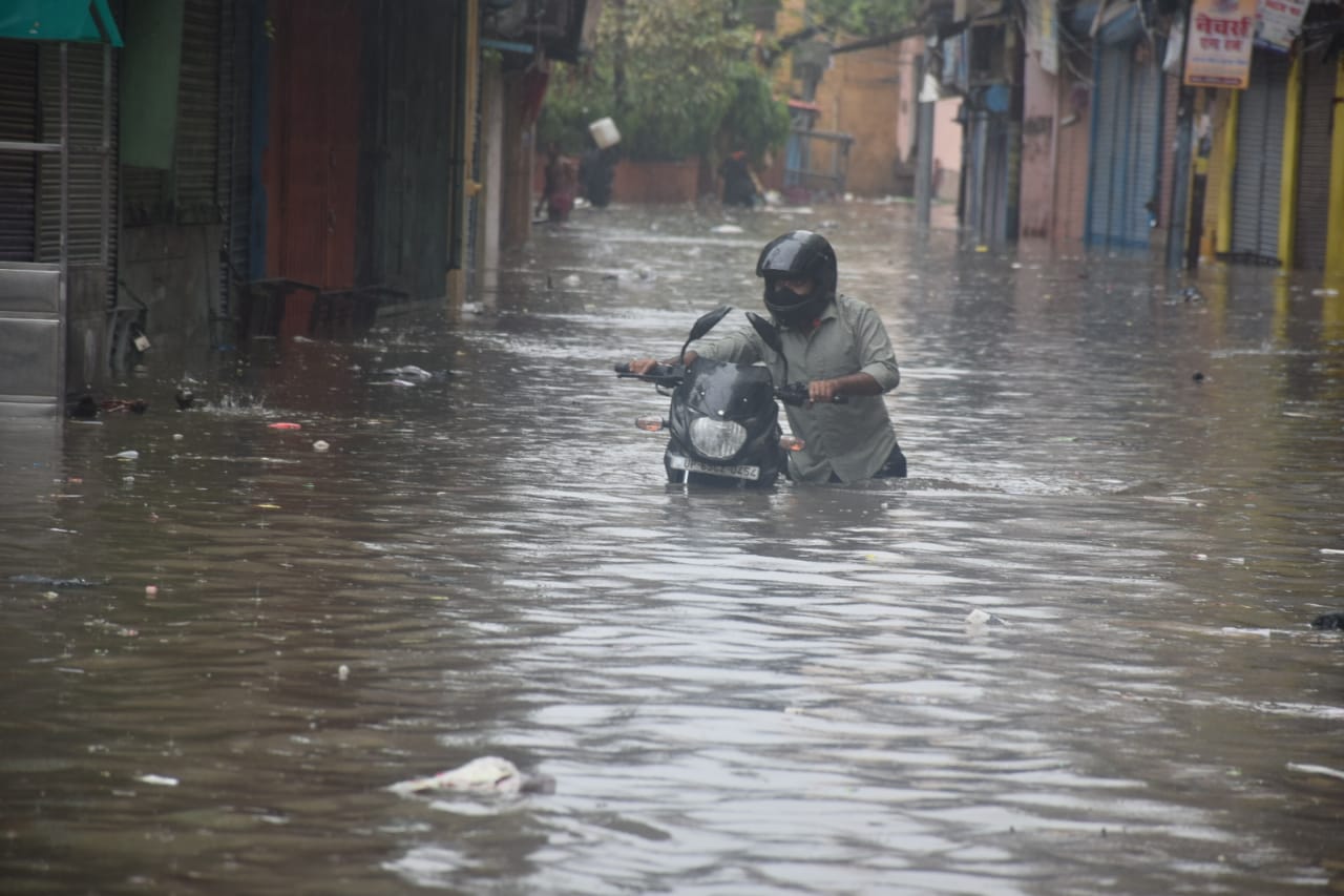 वाराणसी में बरसात ने तोड़ा दस साल का रिकार्ड, चौबीस घंटे में हुई करीब ...