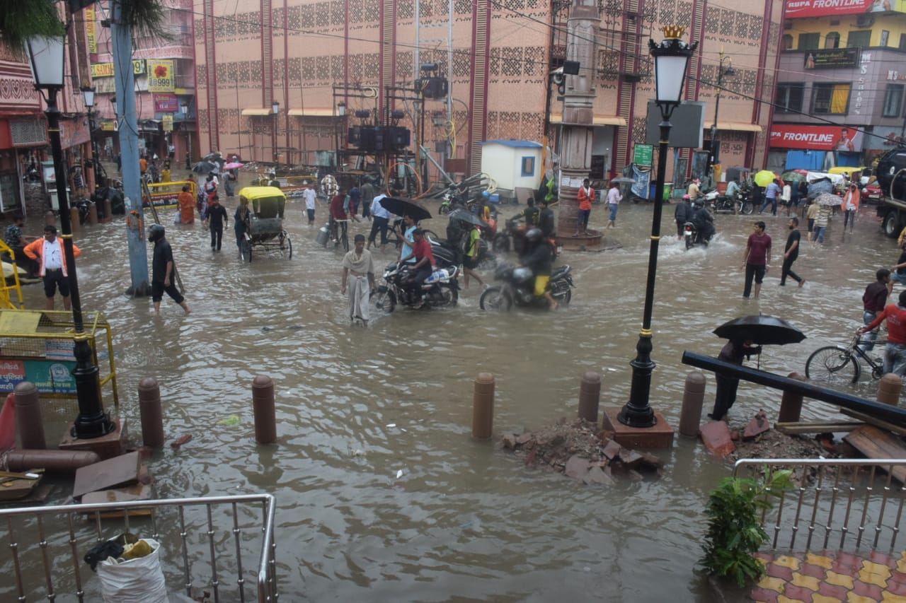 वाराणसी में बरसात ने तोड़ा दस साल का रिकार्ड, चौबीस घंटे में हुई करीब ...