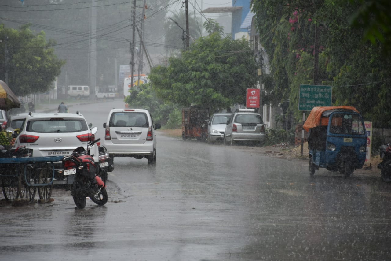 UP Weather Update : यूपी में गर्मी-उमस के बीच मौसम ने ली अचानक करवट, कई ...