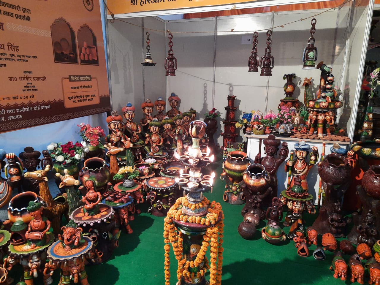 माटी कला मेले में बढ़ी खरीदारों की भीड़, महिला कारीगरों के चेहरे पर छाई ...