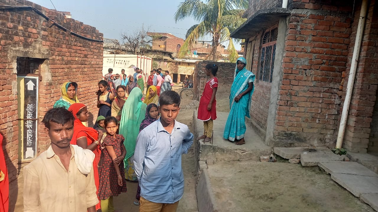 Ballia Boat Accident : सुरहा ताल में गहरे पानी में अचानक नाव पलटी, छह ...