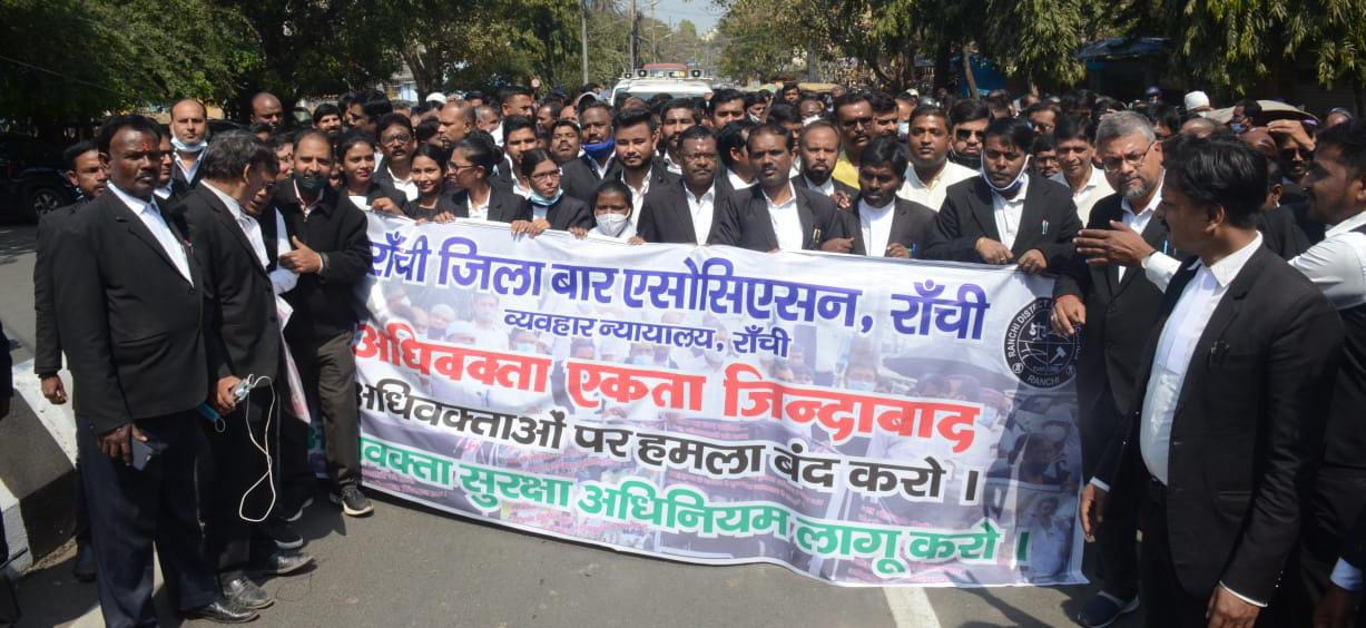 Advocate Protest: मारपीट के बाद फूटा अधिवक्ताओं का गुस्सा, सड़क पर ...