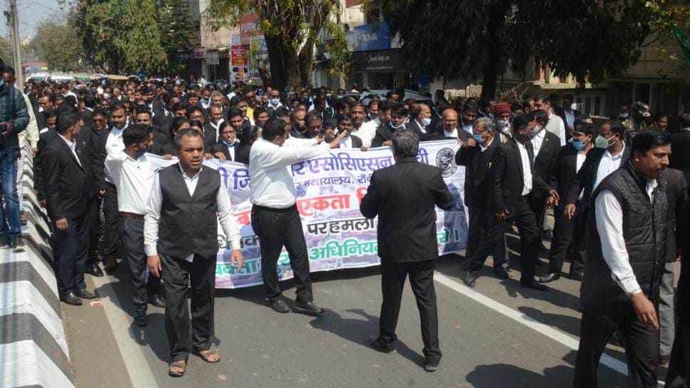 Advocate Protest: मारपीट के बाद फूटा अधिवक्ताओं का गुस्सा, सड़क पर ...