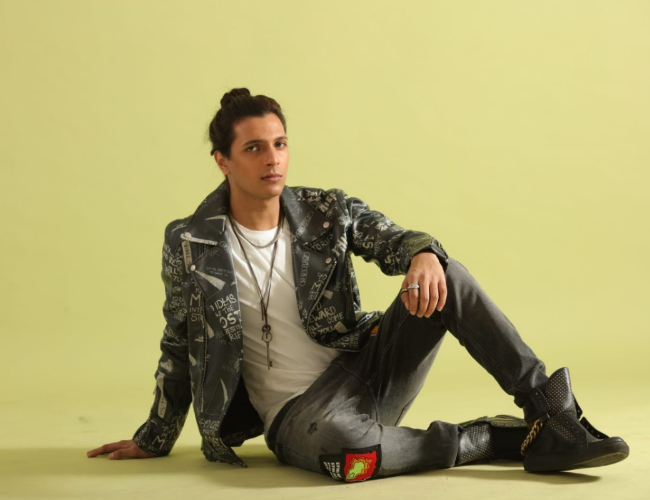 आदेश श्रीवास्तव और विजेयता पंडित के बेटे अवितेश श्रीवास्तव का गाना ...