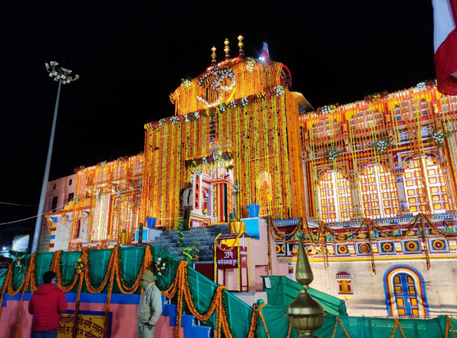 Badinath Dham Open Today: विधि-विधान से ब्रह्म मुहूर्त में खुले बदरीनाथ ...
