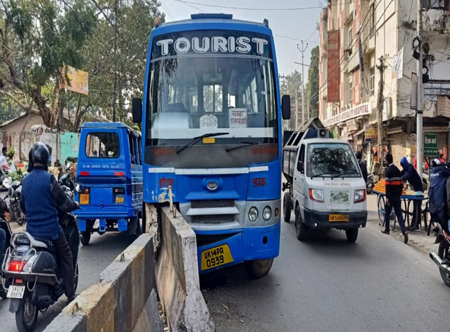 ऋषिकेश: डाक सेवा बस के अचानक फेल हुए ब्रेक, यात्रियों की सुरक्षा को ...
