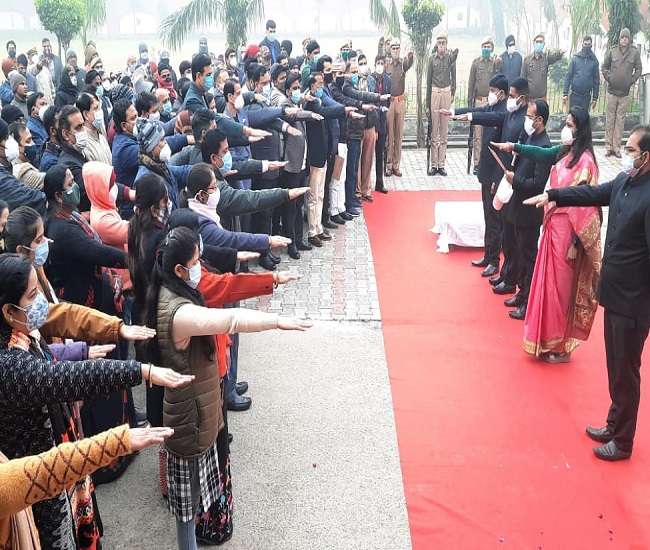 हमारा संविधान प्रत्‍येक नागरिक को सम्‍मान से आगे बढ़ने को प्रेरित करता ...