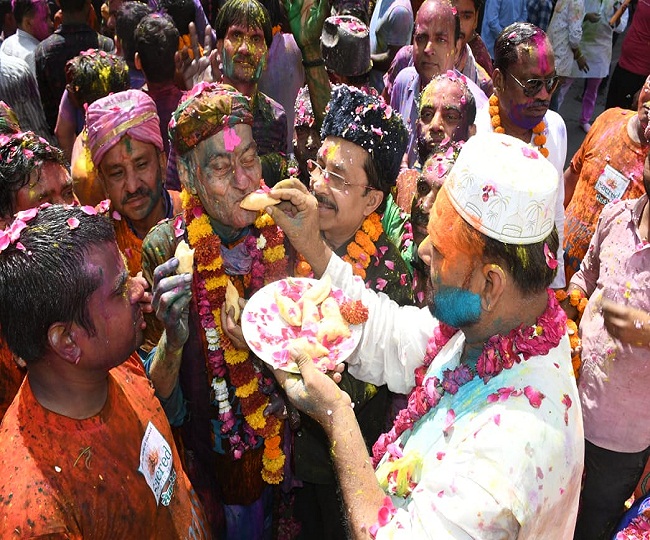 कानपुर में ध्वजारोहण के बाद ऐतिहासिक गंगा मेला की हुई शुरुआत, रंगों की ...