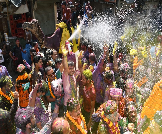 कानपुर में ध्वजारोहण के बाद ऐतिहासिक गंगा मेला की हुई शुरुआत, रंगों की ...