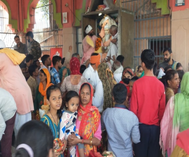 बागपत में गुफा वाले बाबा मंदिर में उमड़ा श्रद्धालुओं का सैलाब, सुख ...