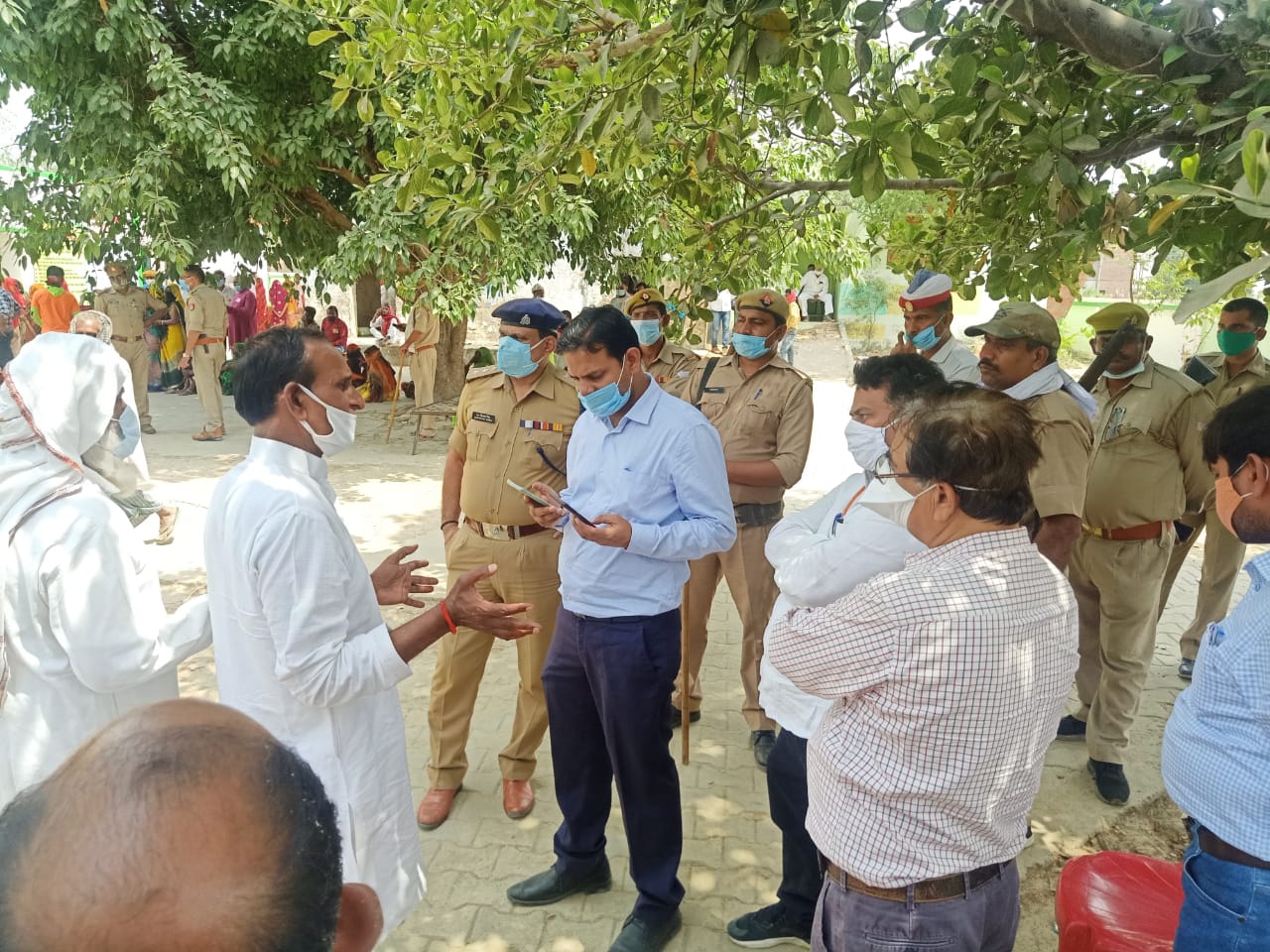 Panchayat Elections in Jaunpur : छिटपुट घटनाओं के बीच जिले में 60 फीसद ...