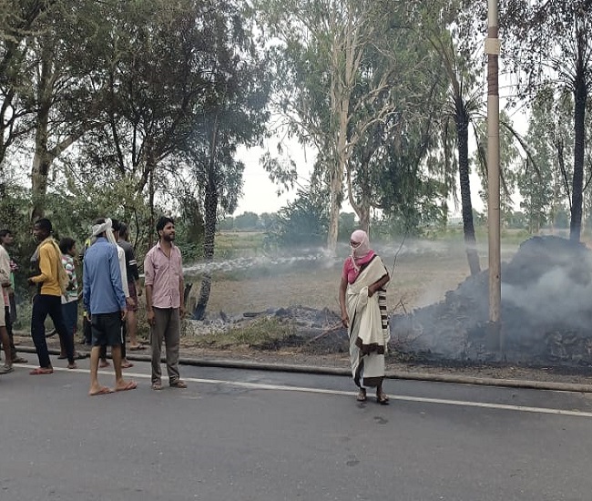 पेड़ की टहनियों के टकराने से तार से निकली चिंगारी में पांच बिटोरे खाक ...