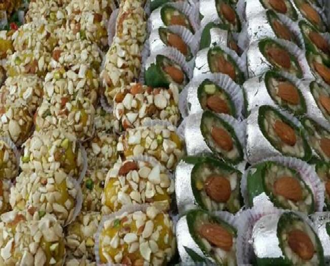 Diwali Special: पिस्ता बर्फी, बादाम लड्डू, अंजीर रोल.., दुबई तक चखता है ...
