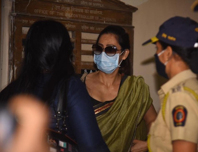 Arjun Rampal की बहन कोमल रामपाल पहुंची NCB ऑफ़िस, जानें- ड्रग्स केस में ...