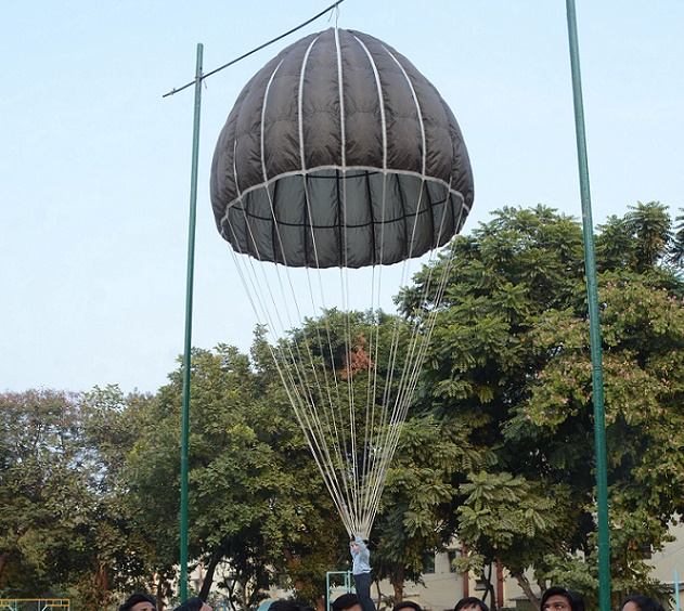 दुर्गम इलाकों में सेना तक हथियार पहुंचाएगा हैवी ड्राप पैराशूट, देखें ...