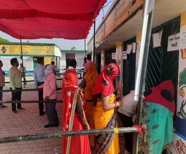 UP Panchayat Chunav 2021: पंचायत चुनाव में नामांकन को दावेदारों व ...