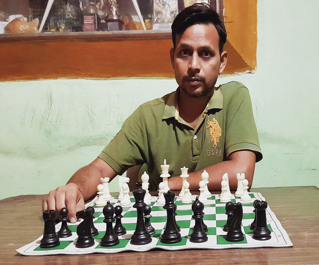 शतरंज के खिलाड़ी आमने-सामने न बैठकर आनलाइन शह और मात का खेल खेल रहे ...