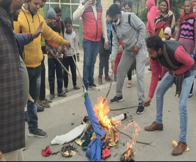 कोरोना मरीजों की मौत पर भड़के कार्यकर्ता, हाईवे जामकर फूंका पुतला ...