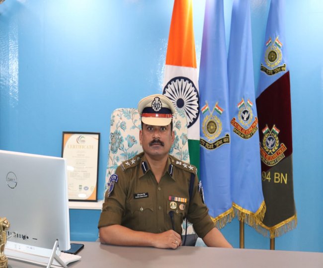 कलम की ताकत से नक्सलवाद के अनछुए पहलुओं को सामने ला रहे कमांडेंट राकेश ...