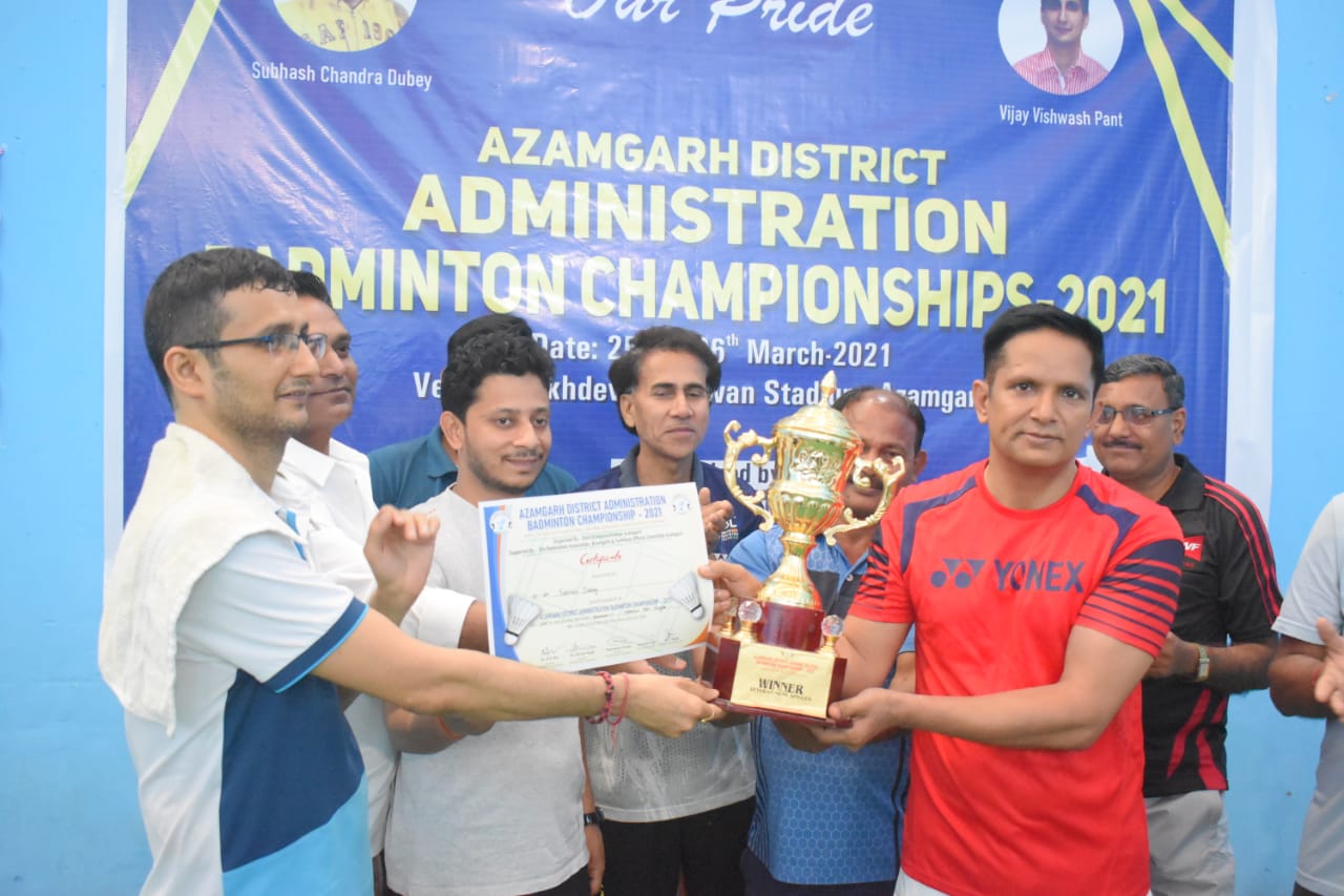 आजमगढ़ डिस्ट्रिक एडमिनिस्ट्रेशन बैडमिंटन चैम्पिनशिप में डीआइजी सुभाष ...