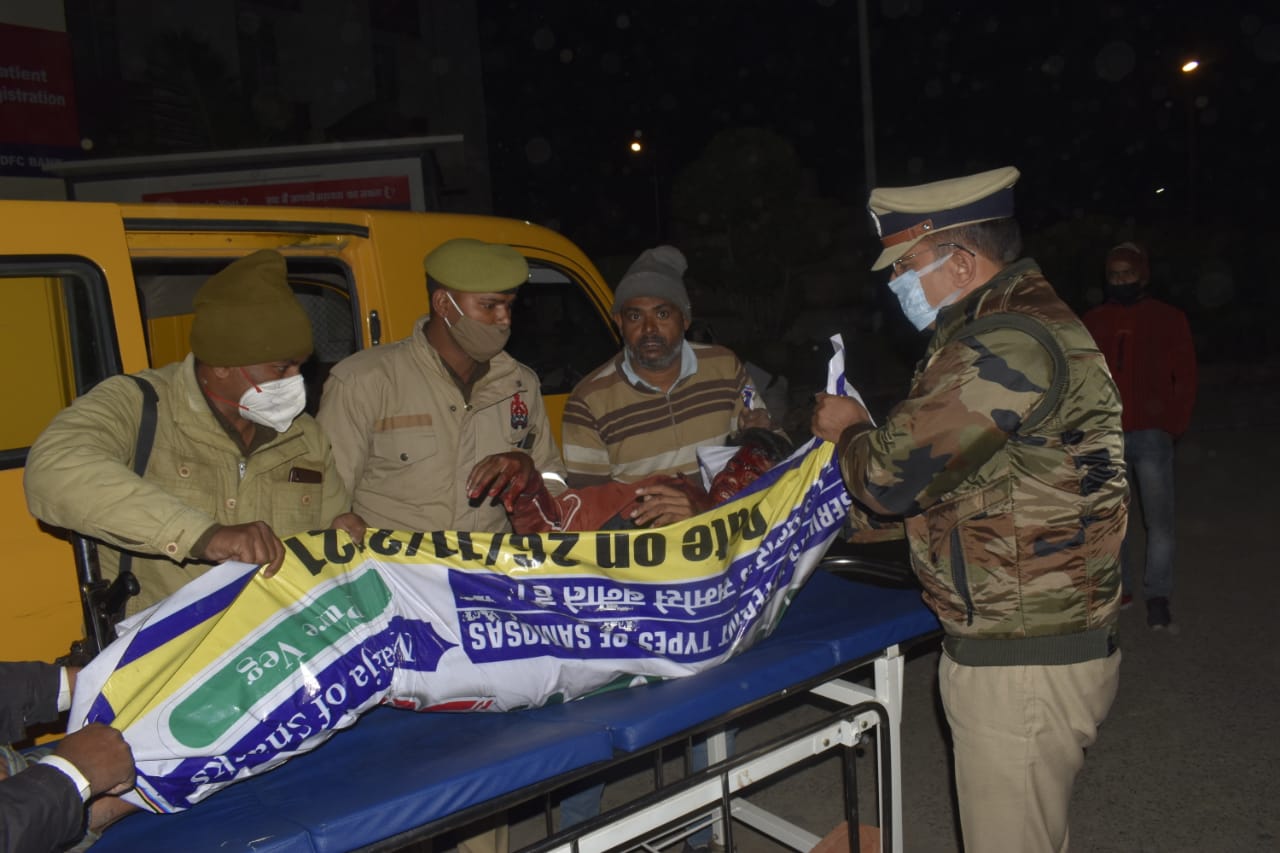 वाराणसी में घायल किशोर को घेरे थे तमाशबीन, अपर पुलिस कमिश्‍नर सुभाष ...