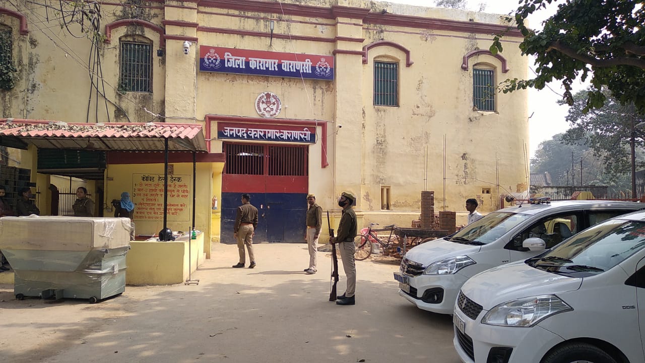 Varanasi District Jail : वाराणसी में एक बंदी की मौत पर जिला जेल में ...