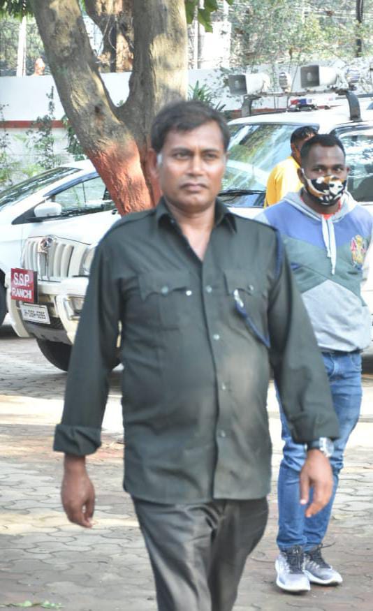 Naxali Surrender: एक करोड़ के इनामी नक्सली से मिलने के बाद बना था ...