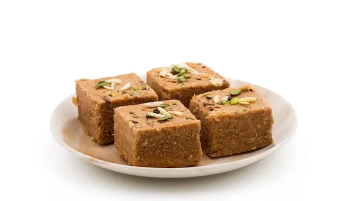 Khajoor Barfi: जानें स्वाद और पोषण से भरपूर खजूर की बर्फी की रेसिपी ...
