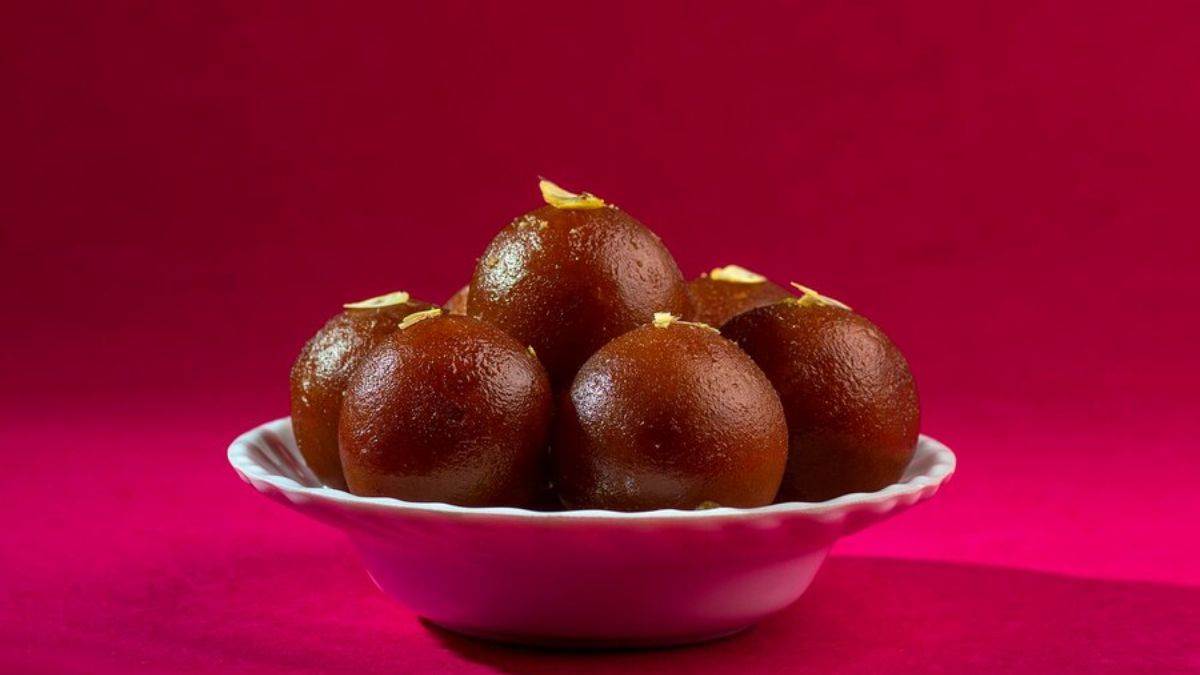 Gulab Jamun Recipe: घर पर बनाएं ताजे स्वादिष्ट गुलाब जामुन, जानें ...