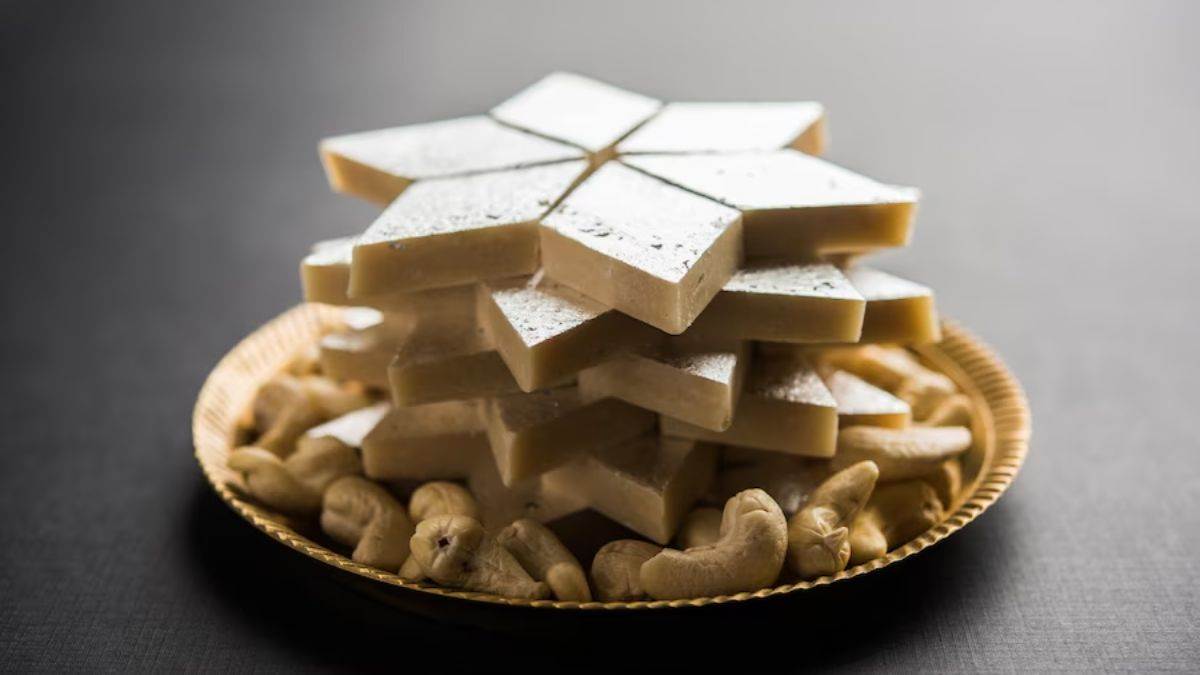 Kaju Kesar Katli: घर पर बनाएं ये स्वादिष्ट केसर काजू कतली, स्वाद ऐसा कि ...