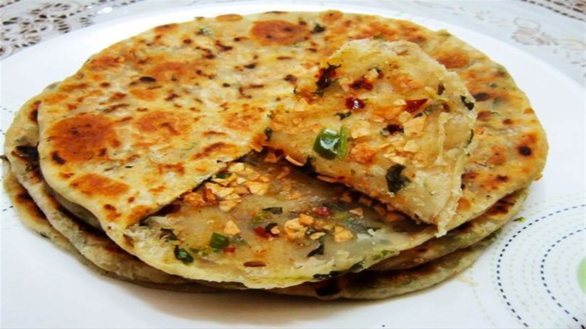 सर्दियों में आलू गोभी मूली से हटकर बनाएं पापड़ का पराठा मांग-मांग कर ...