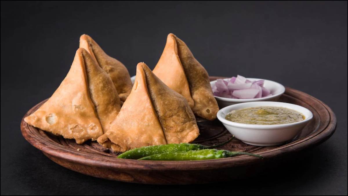 शाम की हल्की भूख को मिटाने के लिए बनाएं प्याज के टेस्टी समोसे, फॉलो ...