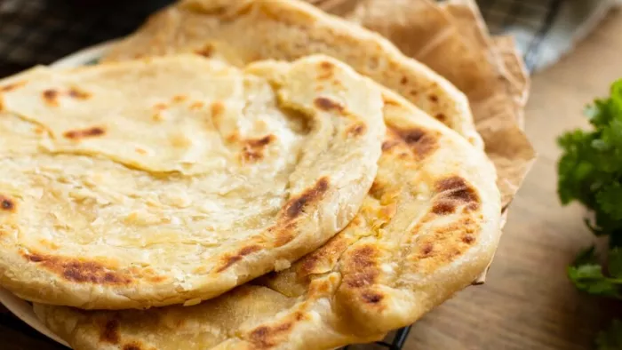 एक ही तरह के पराठे खाकर हो चुके हैं बोर, तो इस बार ट्राई करें आलू पोहा ...