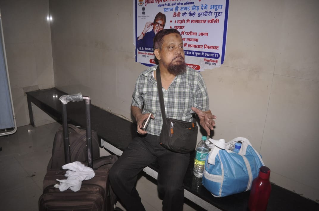 Poorva Express Derailed : बोगियां पलटते ही बर्थ से एक दूसरे के ऊपर जा ...