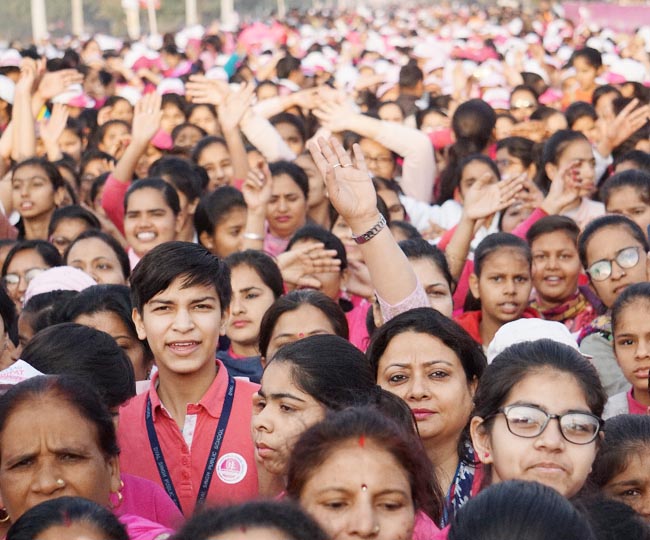 International Women's Day पर दौड़ा ये शहर, पिंक मैराथन की तस्वीरों में ...