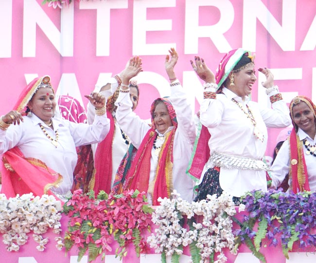 International Women's Day पर दौड़ा ये शहर, पिंक मैराथन की तस्वीरों में ...