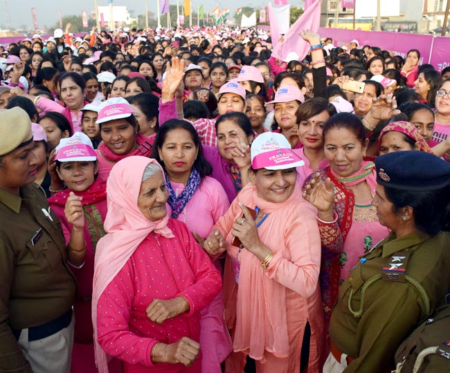 International Women's Day पर दौड़ा ये शहर, पिंक मैराथन की तस्वीरों में ...