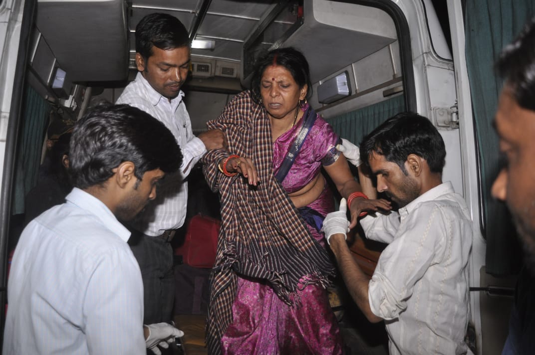 Poorva Express Derailed : बोगियां पलटते ही बर्थ से एक दूसरे के ऊपर जा ...
