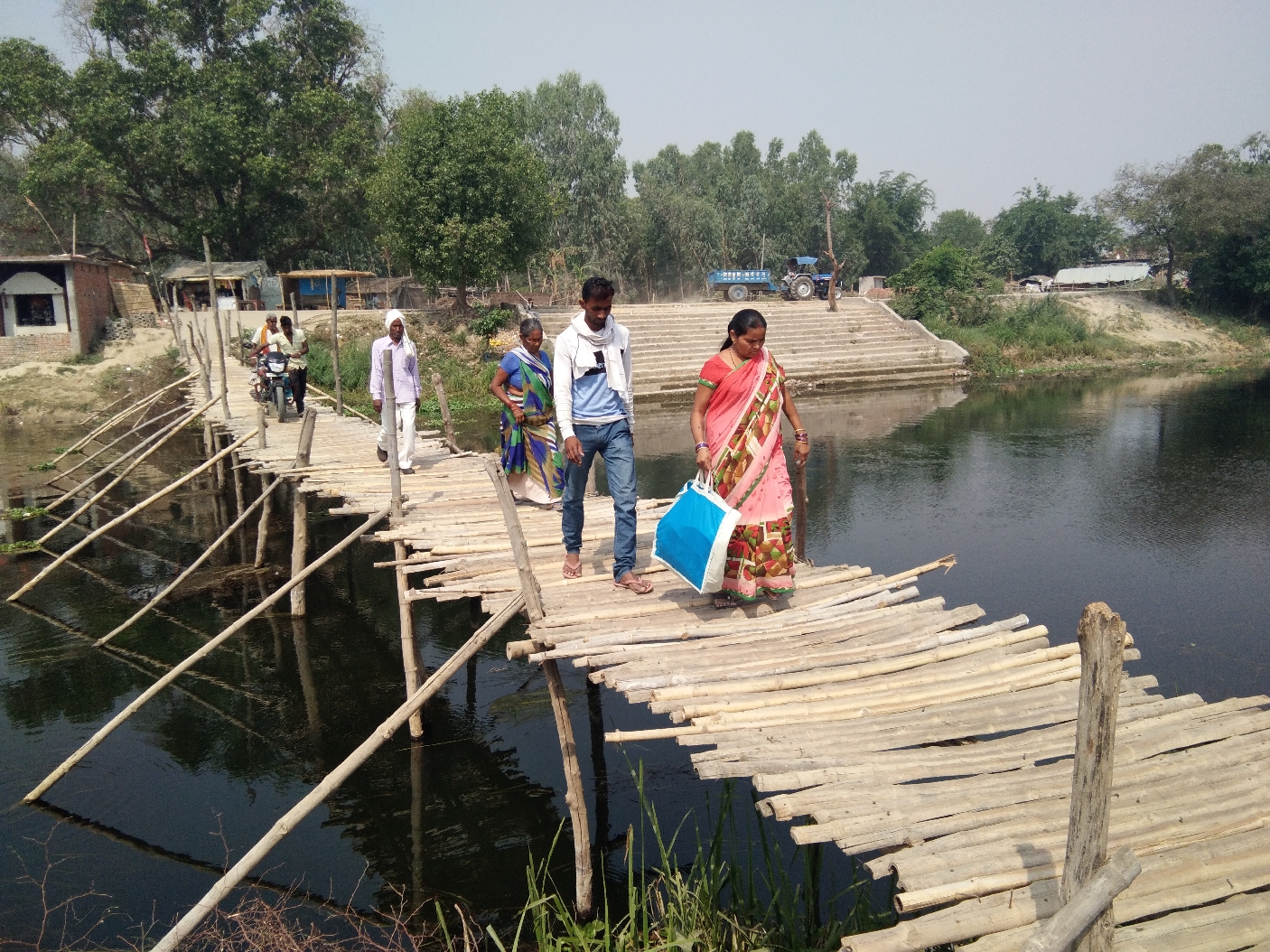 बीत गए सात दशक, नहीं पड़ी माननीयों की नजर- अब भी लकड़ी का पुल है सहारा ...