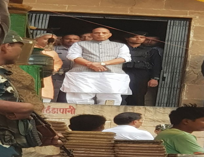 सास के अंतिम संस्कार में शामिल हुए गृहमंत्री राजनाथ सिंह - Home ...