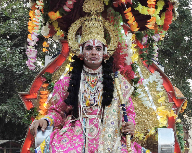 भगवान श्रीराम को वनवास और भरत को राज गद्दी के मंचन पर छलक आईं आंखें ...