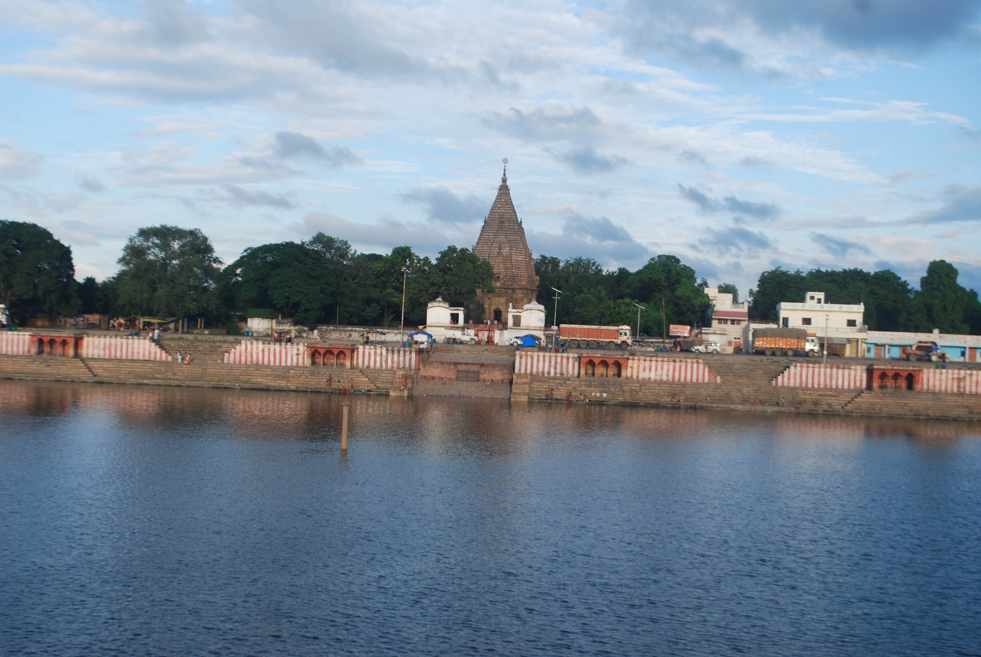 सुमेरु पर्वत की ओर है इस मंदिर का रूख, सोने सी दमकती हैं यहां सूरज की ...