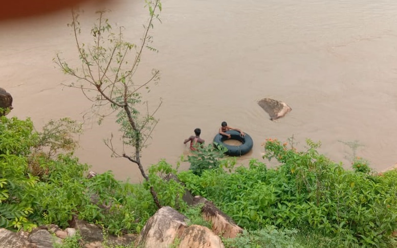 नदी में मछली पकडऩे के दौरान अचानक बढ़ गया पानी, जानिए फिर क्या हुआ ...