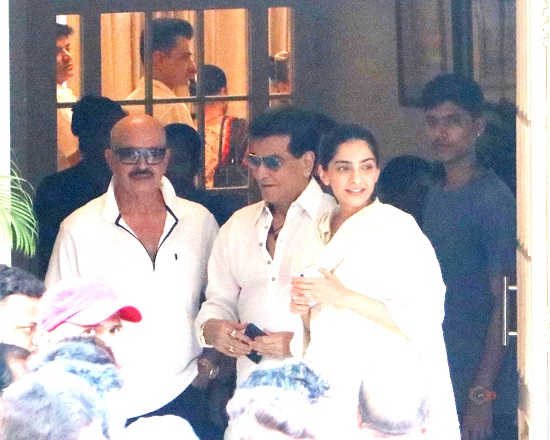 कृष्णा राज के अंतिम दर्शन के लिए सितारों का जमावड़ा, अंत्येष्टि शाम ...